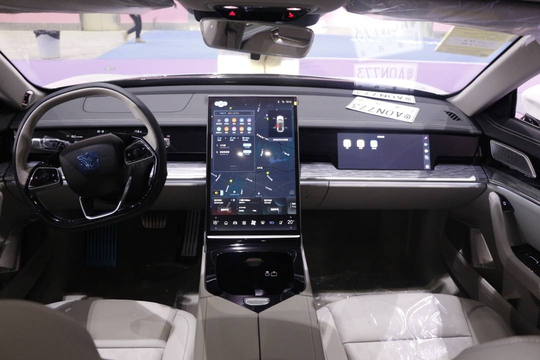 2022华南国际车展：哪吒S遇上长安深蓝SL03，现场大比拼_搜狐汽车_搜狐网