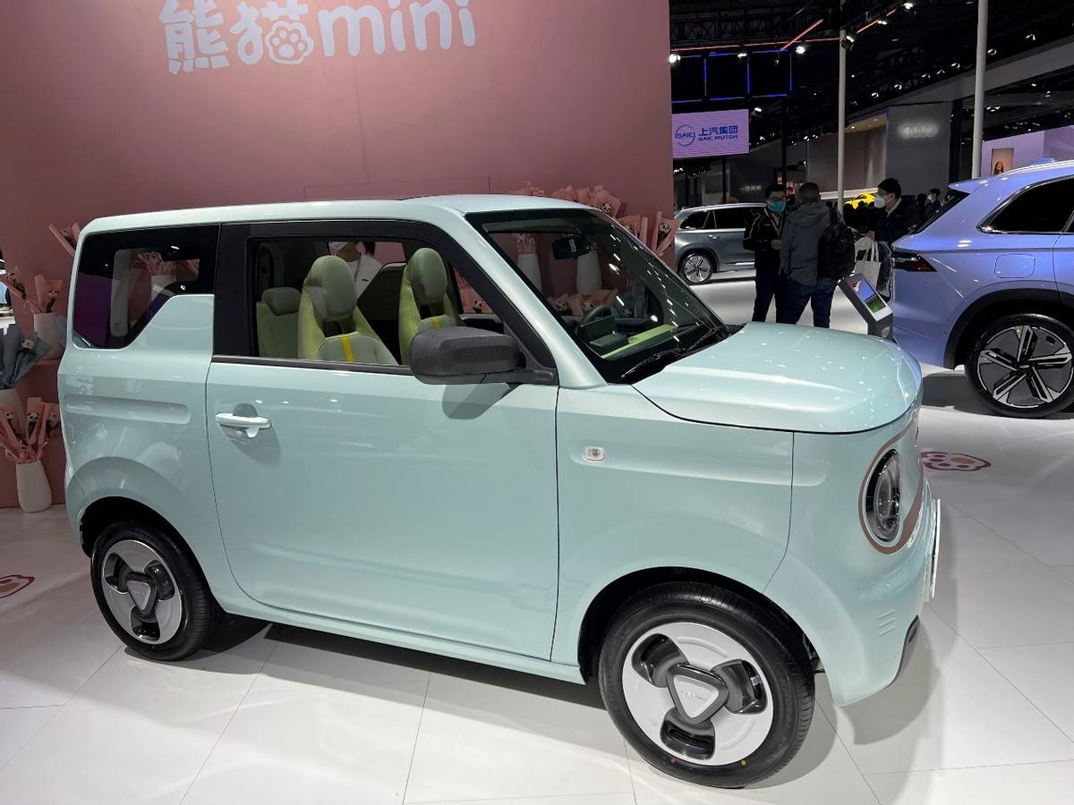 对标五菱mini EV，5.58万起吉利熊猫mini亮相广州，谁更香_搜狐汽车_搜狐网