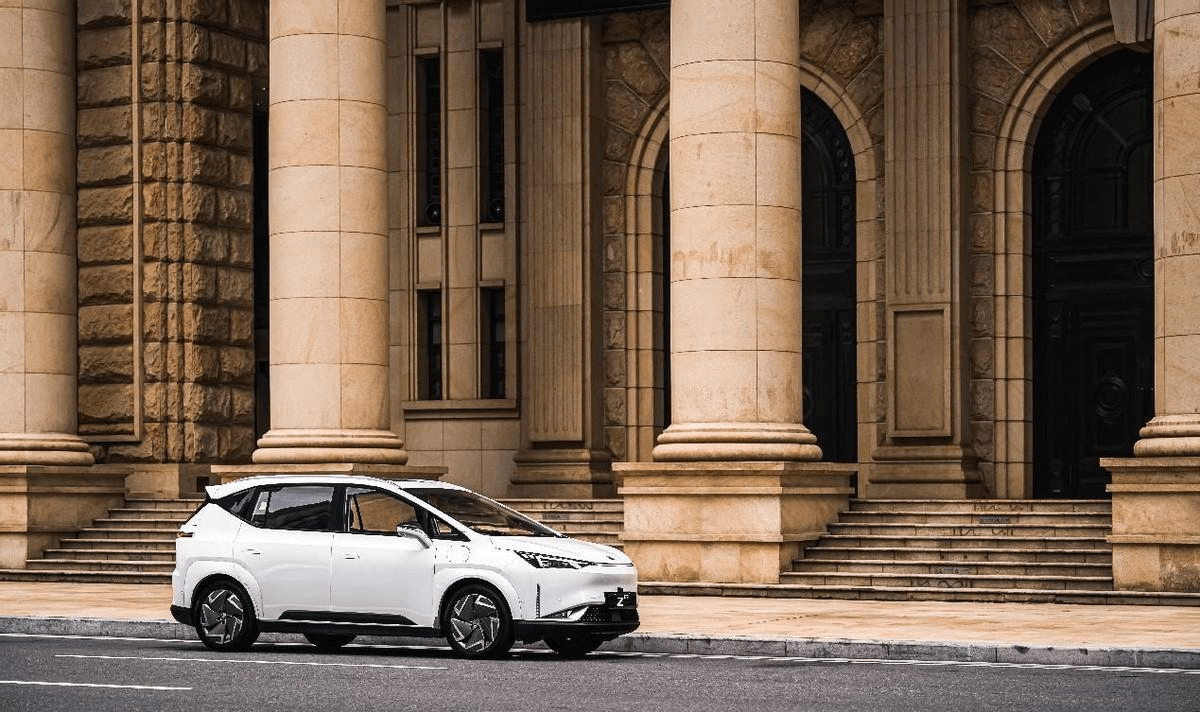 越级的后排空间，看看合创Z03，有颜有料有性价比！_搜狐汽车_搜狐网