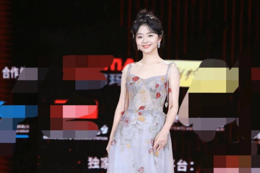 谭松韵赢了！电视剧年度盛典造型出圈，金晨杨蓉李小冉宋佳都输了_长裙_女明星