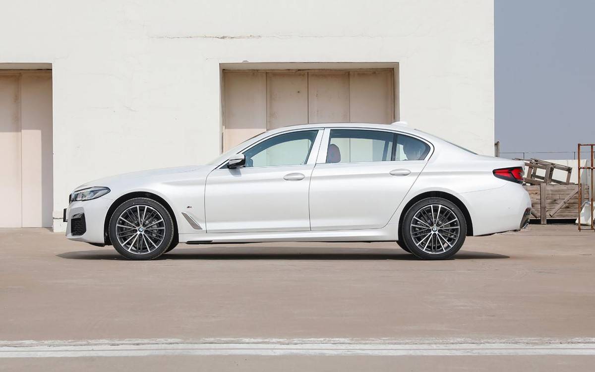 宝马又现神操作！新款5系上市，发动机功率不升反降，意欲何为？_搜狐汽车_搜狐网