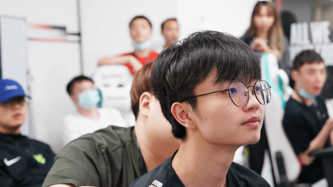 LPL最令人惋惜的选手，从天才少年到伤仲永，他只用了两年！_iboy_队伍_世界