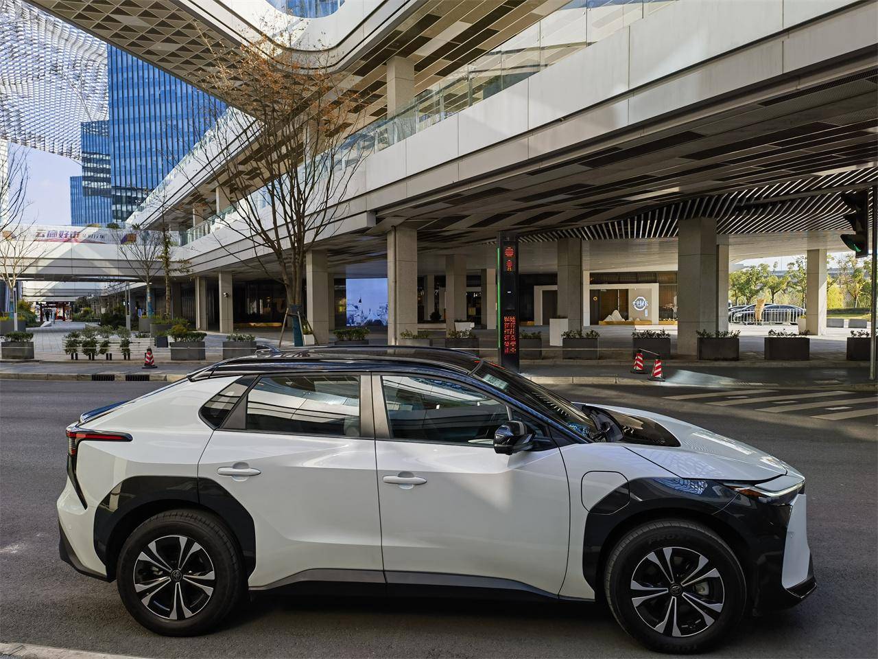 试驾体验广汽丰田纯电中型SUV bZ4X 长久安心是该车最大特色_搜狐汽车_搜狐网