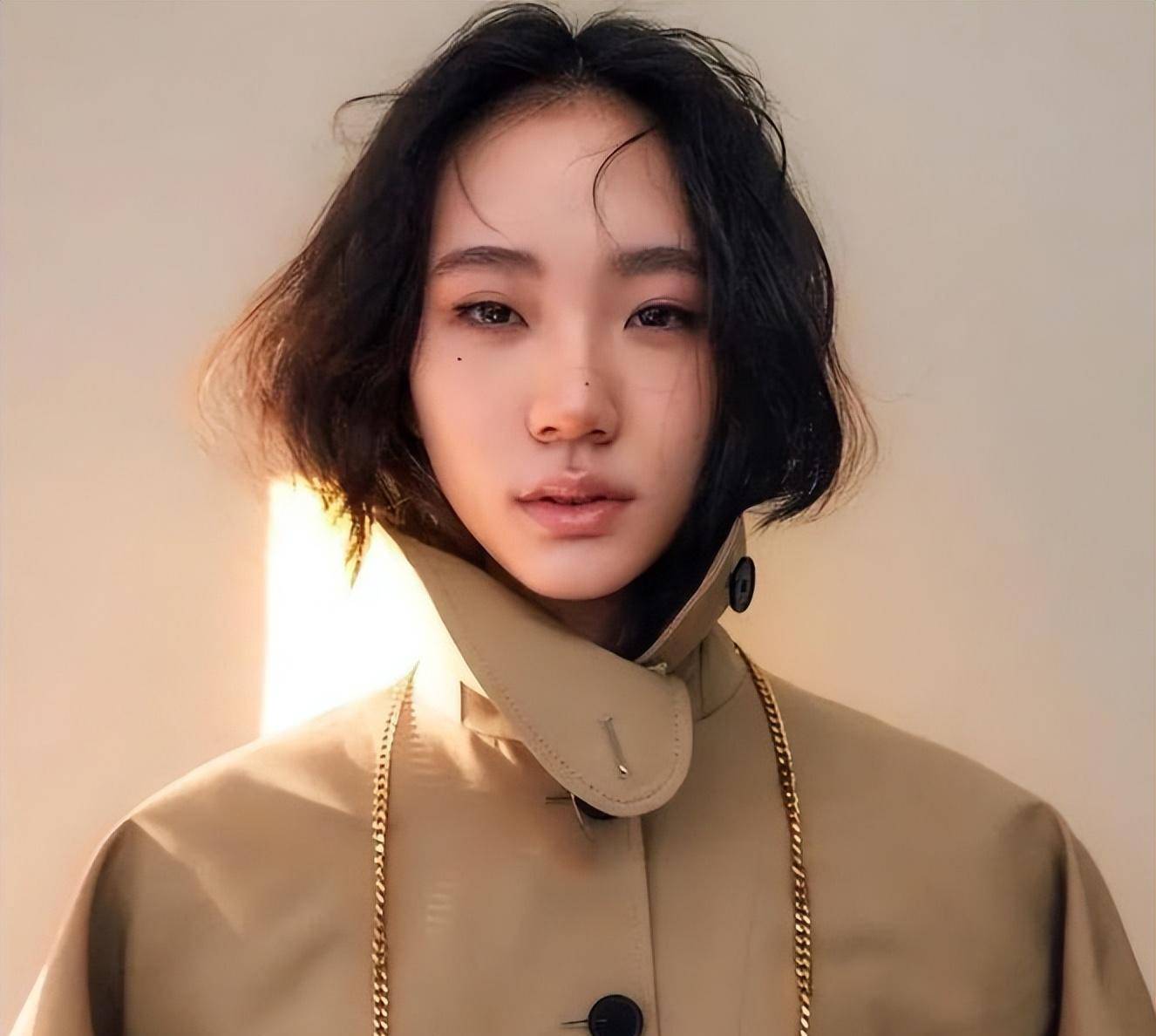 小s二女儿又拍杂志,眼神忧郁穿着成熟,不受姨妈大s事情影响汪小菲妈妈长相