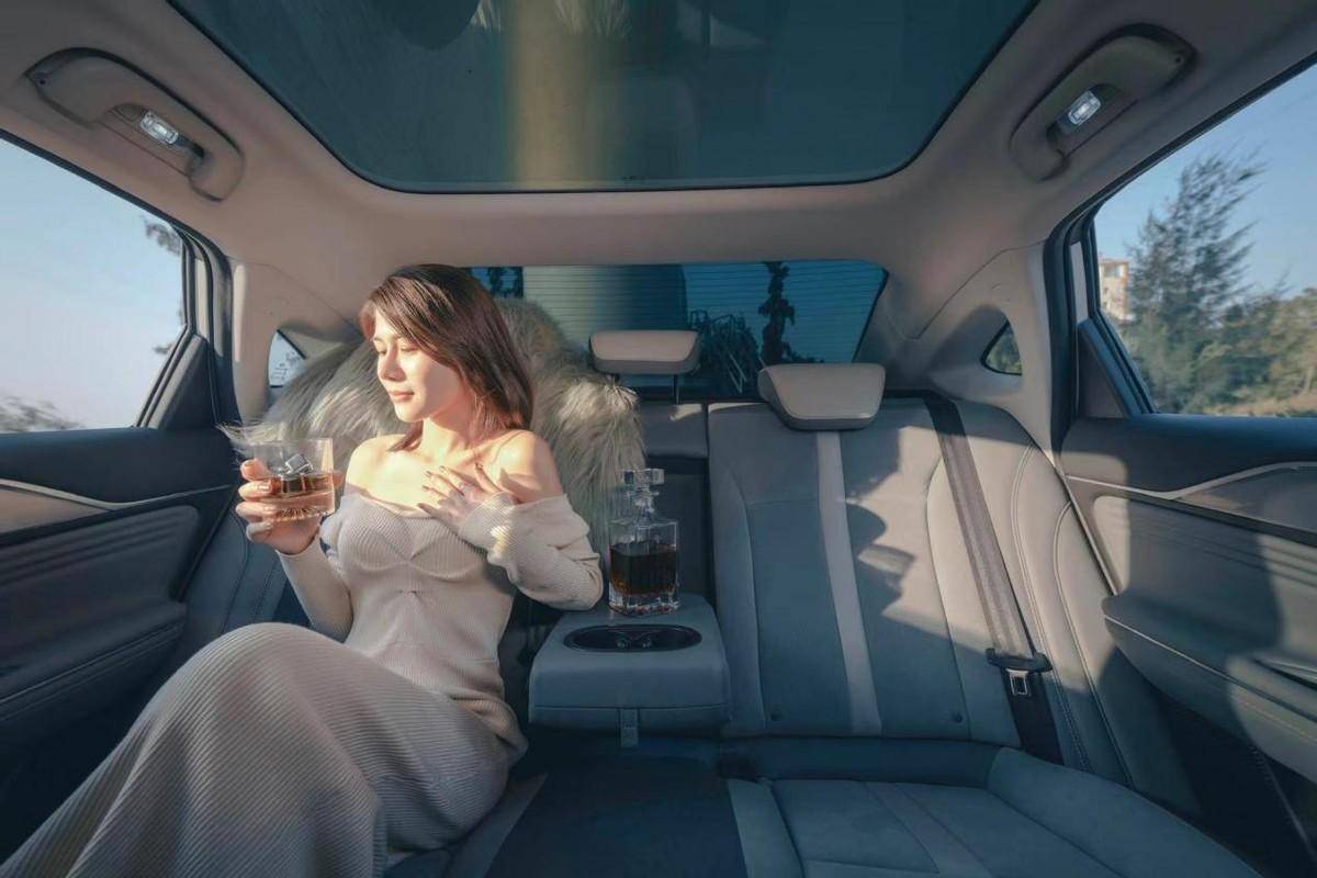 配置很顶，价格很美！AION S Plus热销加推70乐享版_搜狐汽车_搜狐网