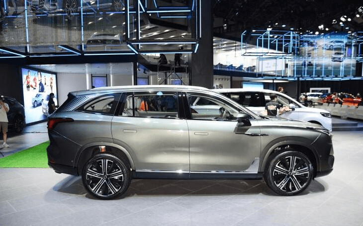 搭载2.0T+9AT，内饰配有三联屏设计，荣威RX9预计明年上市！_搜狐汽车_搜狐网