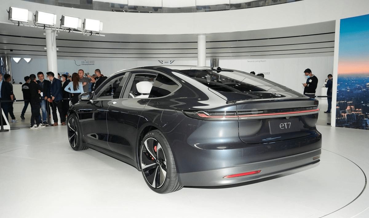 标配360度全景影像，并线辅助提升驾驶安全性，体验蔚来ET7_搜狐汽车_搜狐网