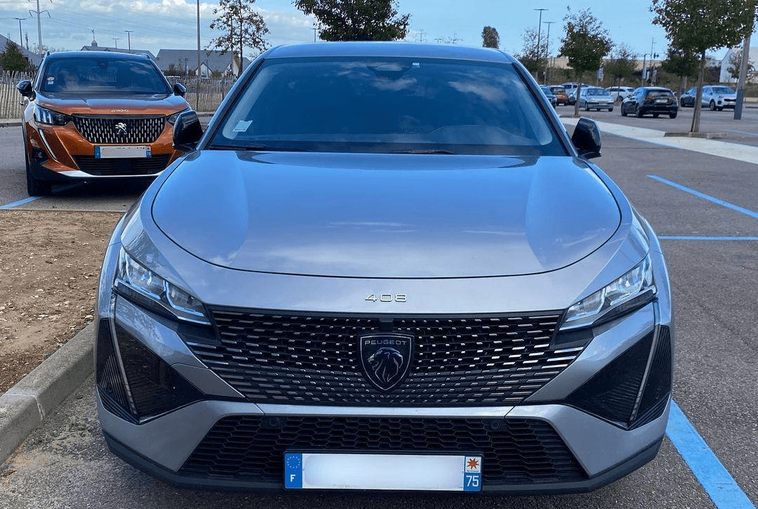 搭1.6T+8AT动力！全新标致408X海外实车，和雪铁龙凡尔赛谁更帅？_搜狐汽车_搜狐网