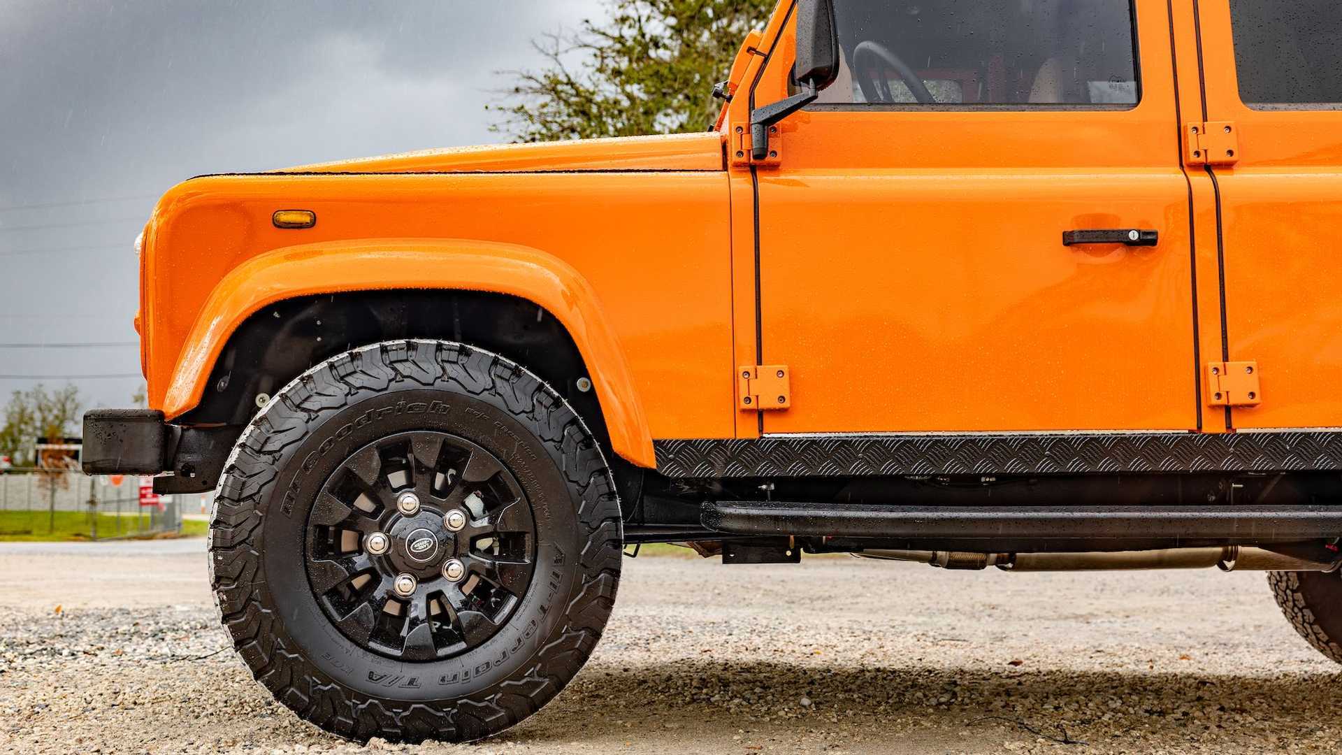 搭载通用发动机，涂装斯巴鲁阳光橙漆面，这台路虎卫士帅不帅？_搜狐汽车_搜狐网