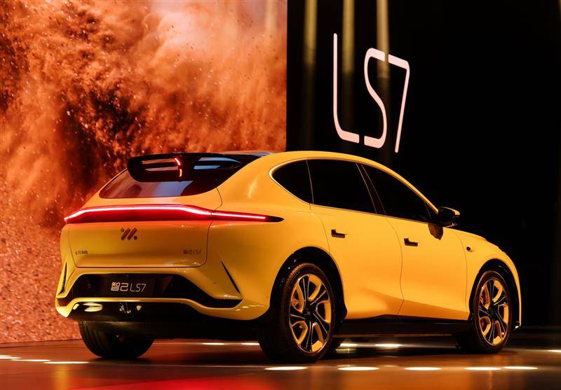 双激光雷达+可升降高清三大屏，智己LS7仅30.98万起_搜狐汽车_搜狐网