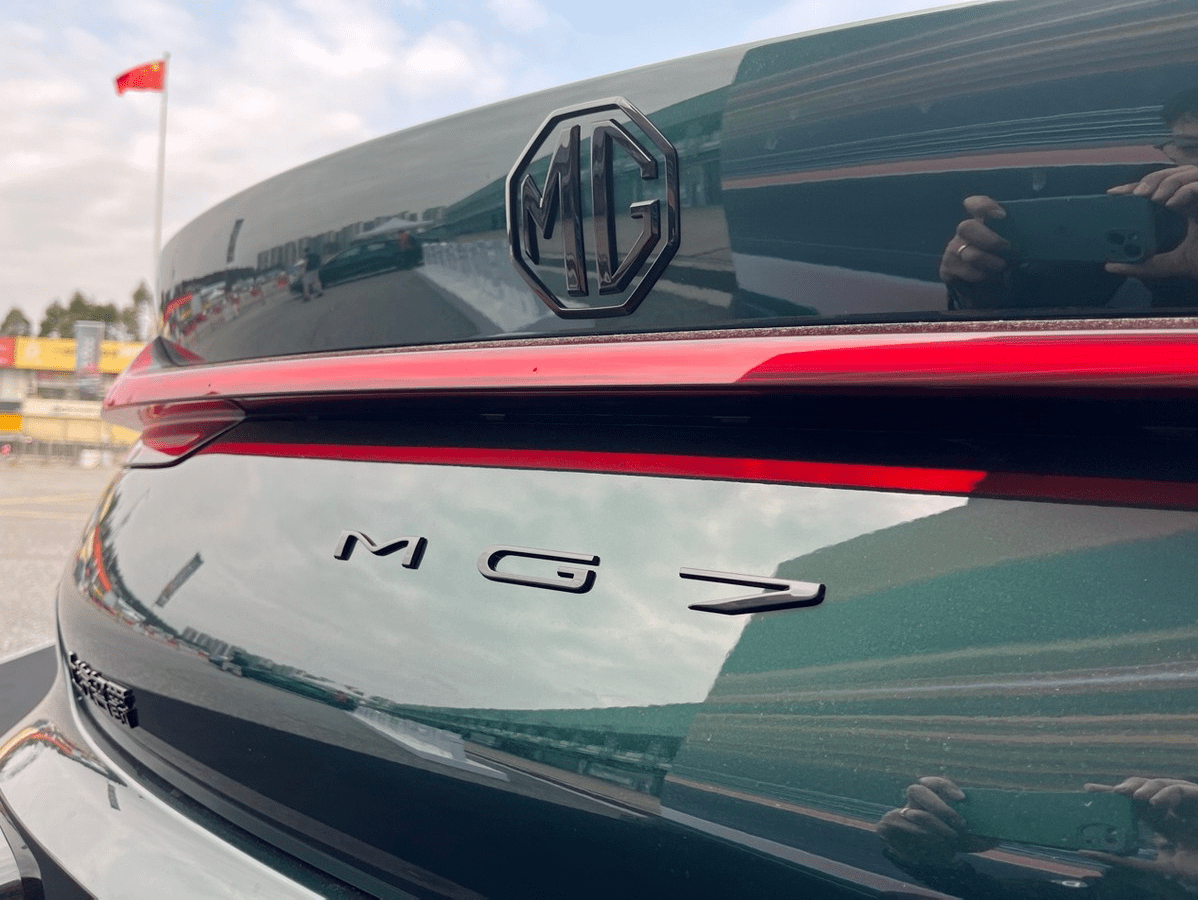 赛道初体验名爵MG7，2.0T+9AT配备E-LSD电子限滑差速锁征服赛道_搜狐汽车_搜狐网