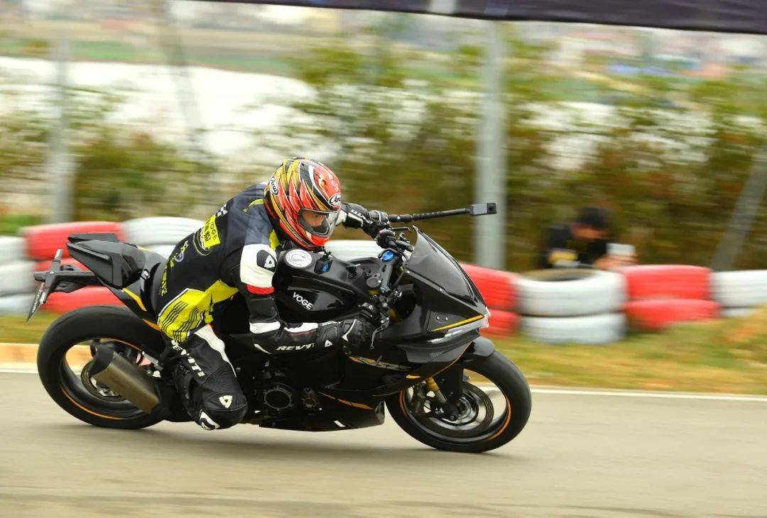 33980元，VOGE RR525上市；另有神秘新车Q250、AC300 Café同场亮相_搜狐汽车_搜狐网