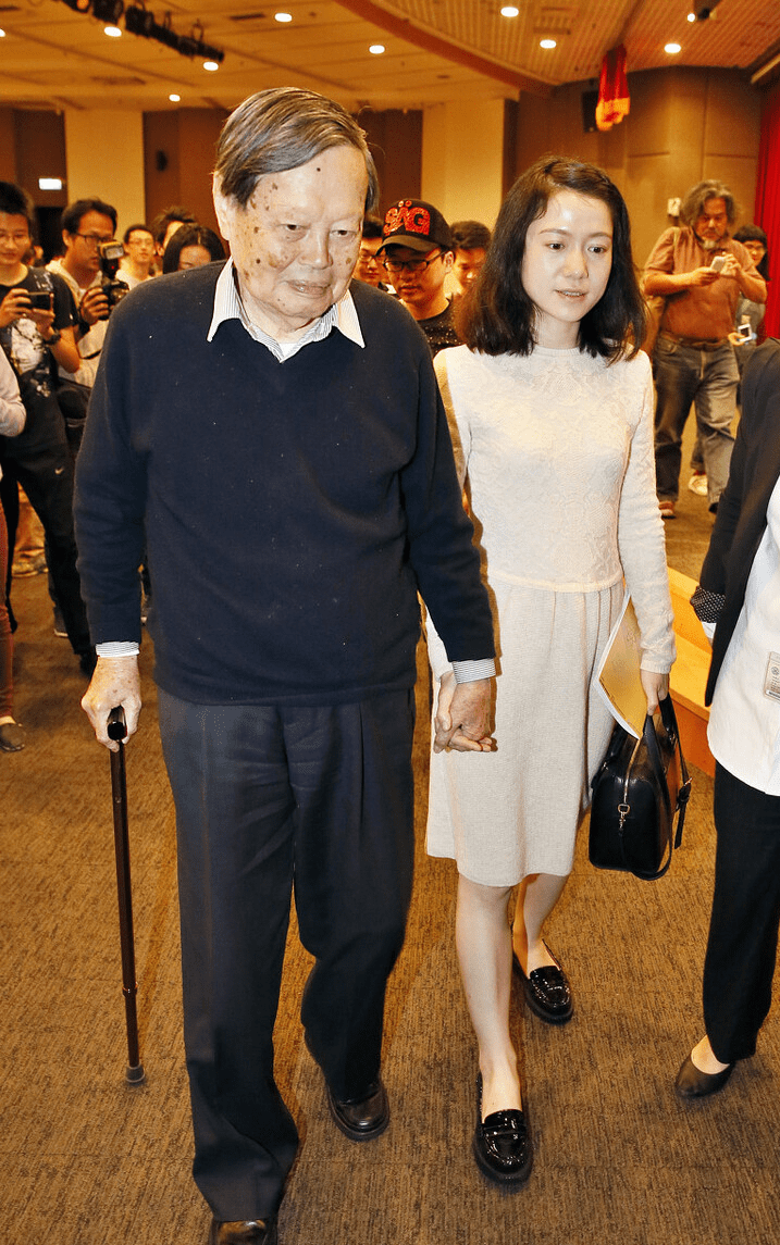 杨振宁三子女与翁帆合照曝光，幼女打扮男性超像爸，比继母大15岁 - 史海钩沉