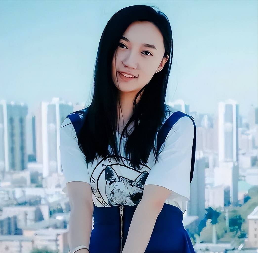 辽宁舰90后女少校意外走红，学历背景随之流出，本人回应尽显格局 -6park.com