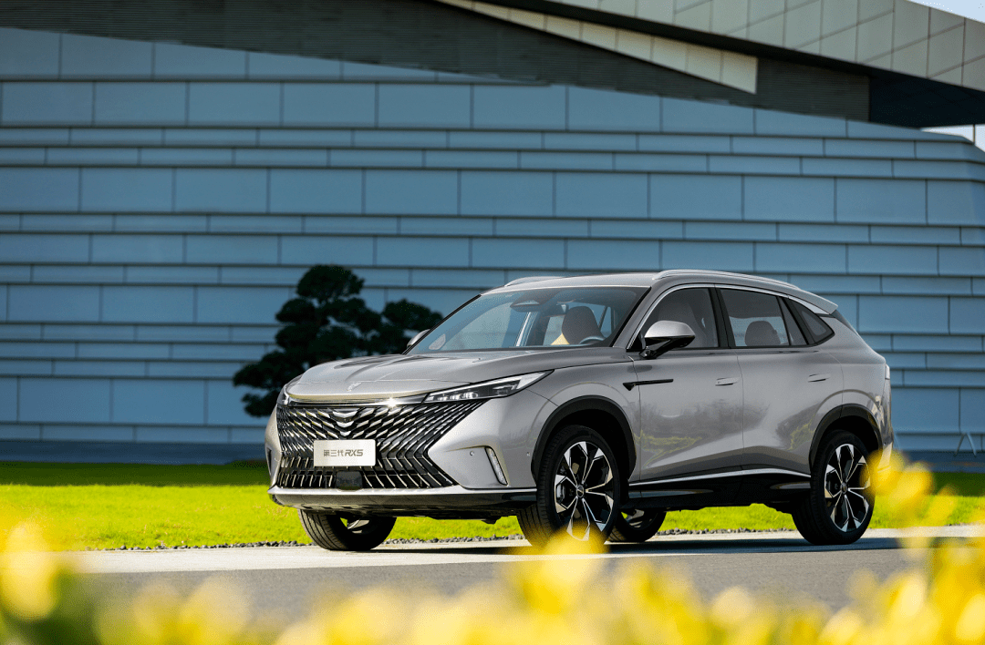 27英寸巨屏，12万豪华平替，9.99万起的第三代荣威RX5有多卷？_搜狐汽车_搜狐网