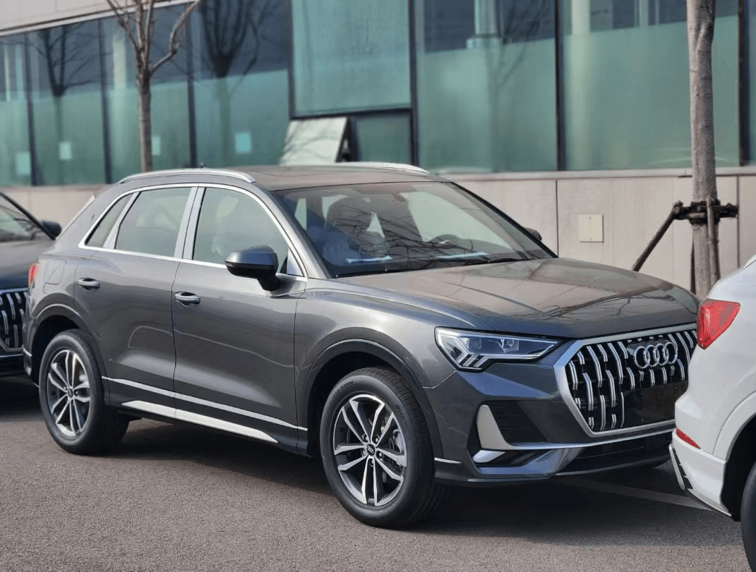 新款奥迪Q3实车现身，“撞脸”Q6，换球头挡把，1.5T取代1.4T_搜狐汽车_搜狐网