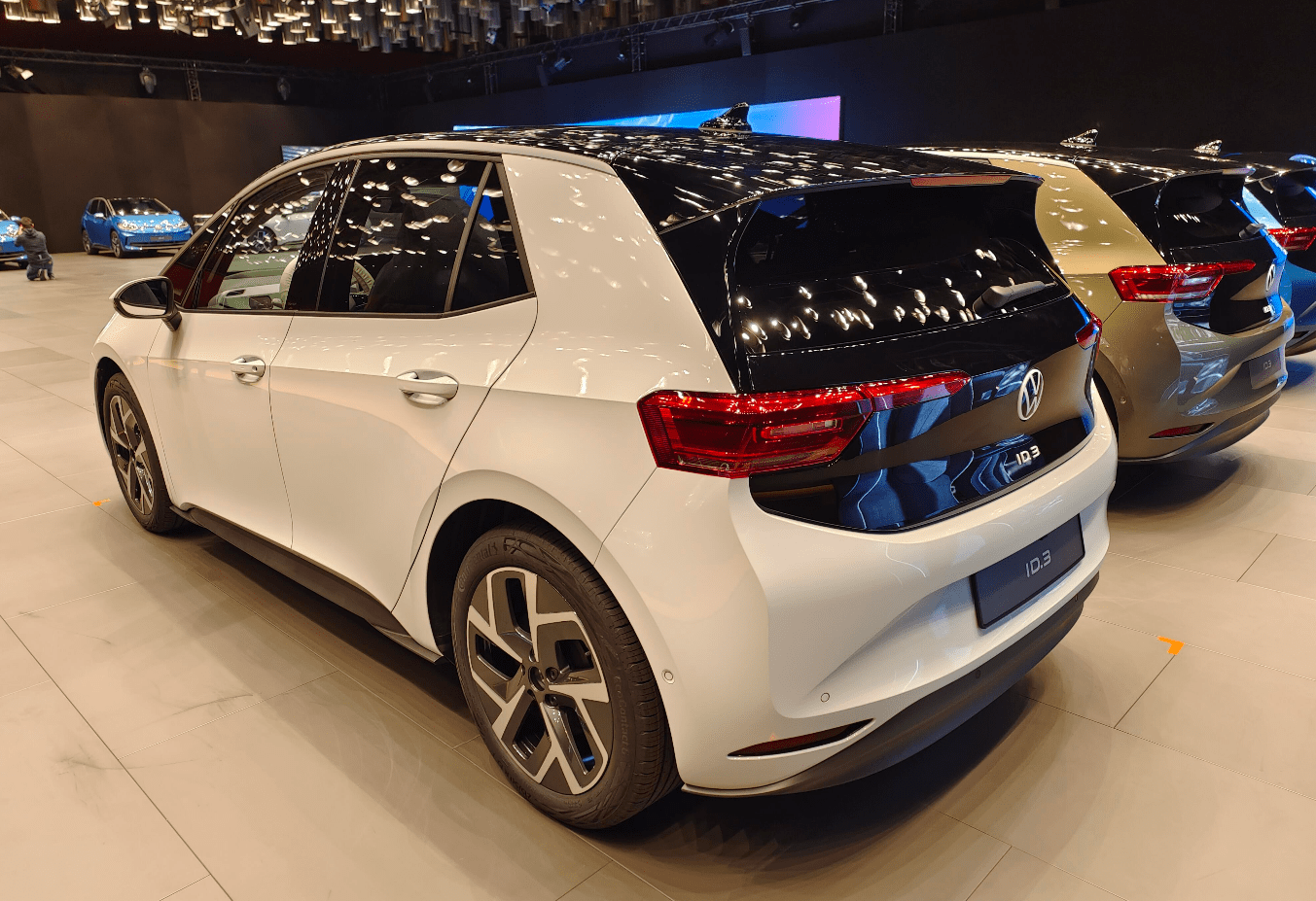 新款大众ID.3实车现身，尺寸升级、续航546km，“再战”海豚？_搜狐汽车_搜狐网