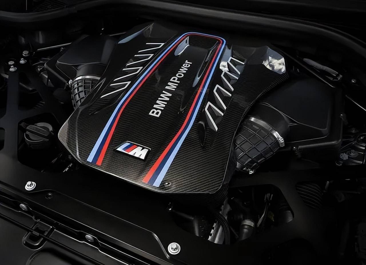 新宝马X5 M实车海外曝光，4.4T V8带电，双联屏，或三季度引入国内_搜狐汽车_搜狐网