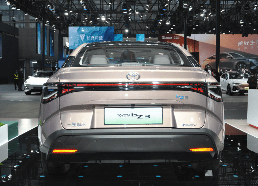 把大空间做到极致，全面评测丰田bZ3，一款能够躺平的中型车_搜狐汽车_搜狐网