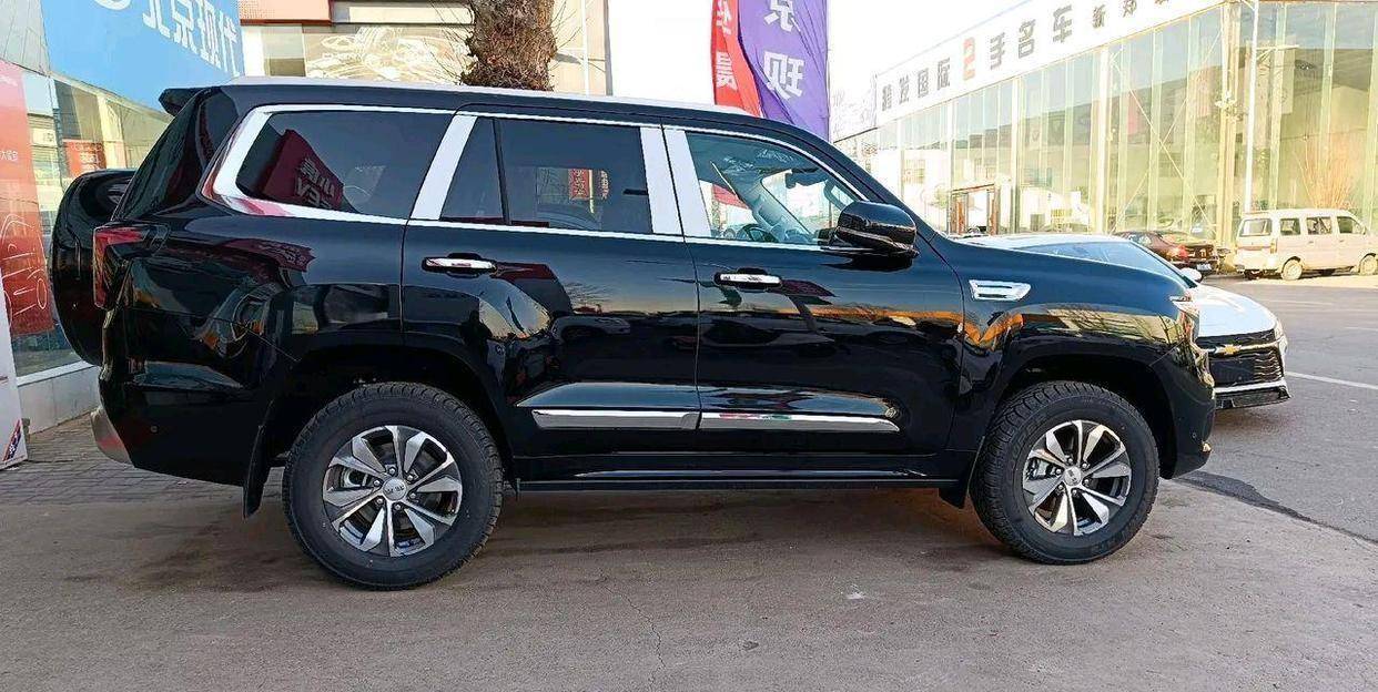 内饰开窍了！新款“BJ60”进店实拍，竞争坦克500，配48V轻混系统_搜狐汽车_搜狐网