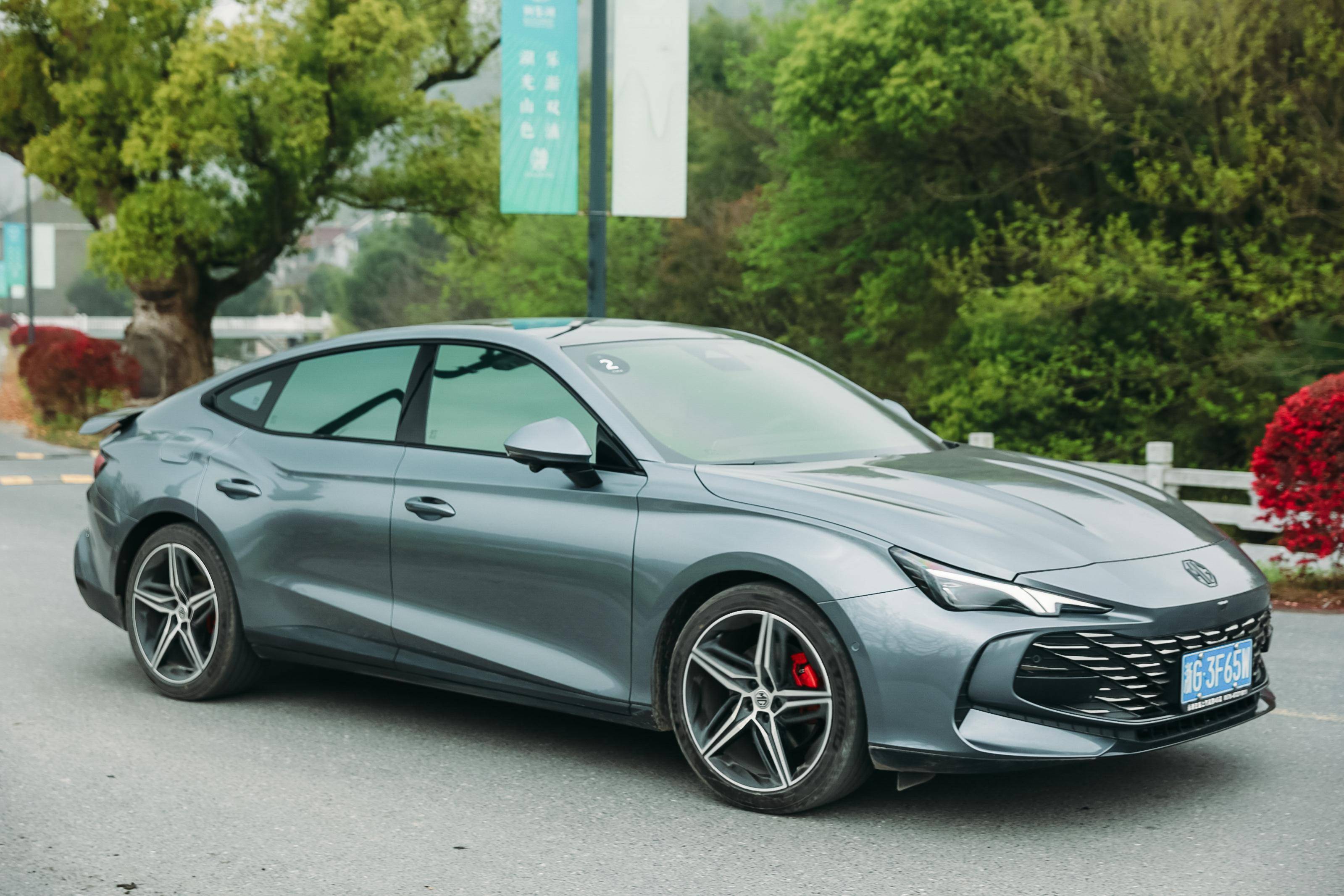 试驾顶格轿跑MG7：电动尾翼+最大马力261Ps+9AT变速箱，太香了！_搜狐汽车_搜狐网