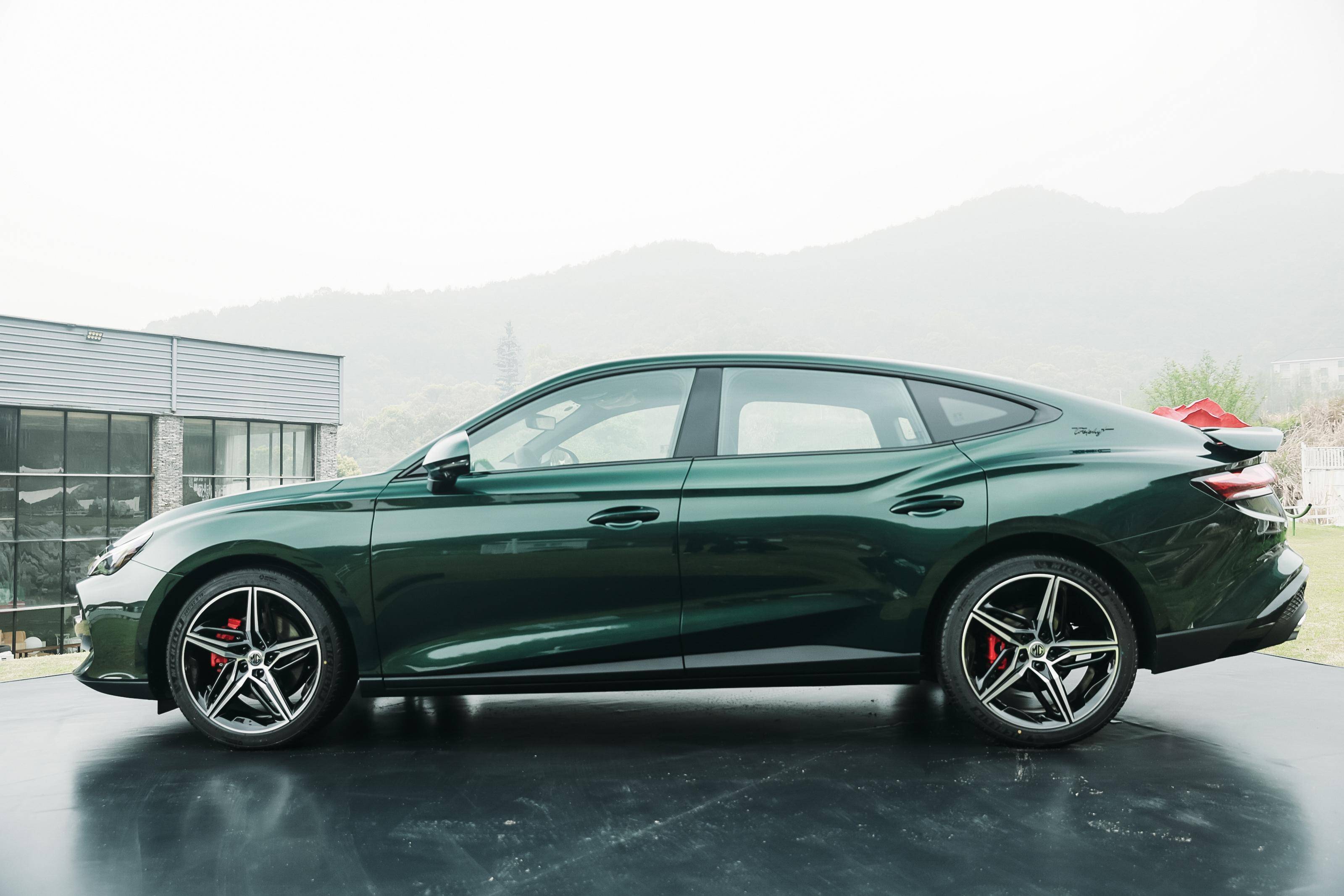 试驾顶格轿跑MG7：电动尾翼+最大马力261Ps+9AT变速箱，太香了！_搜狐汽车_搜狐网