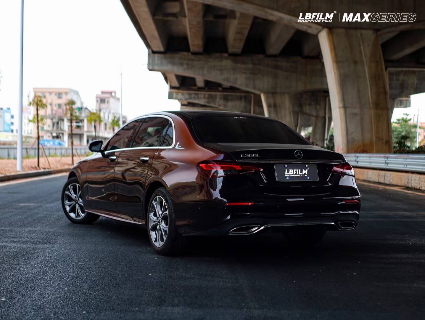 奔驰E300L-LB改色膜黑魅红，充满了魅惑气息！_搜狐汽车_搜狐网