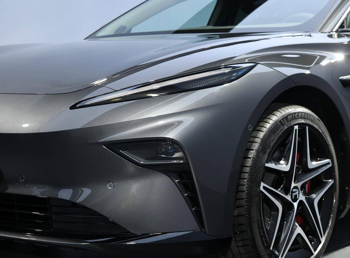 车长5米，自重超2.1吨最快3.7s破百，飞凡F7选什么配置车型好？_搜狐汽车_搜狐网