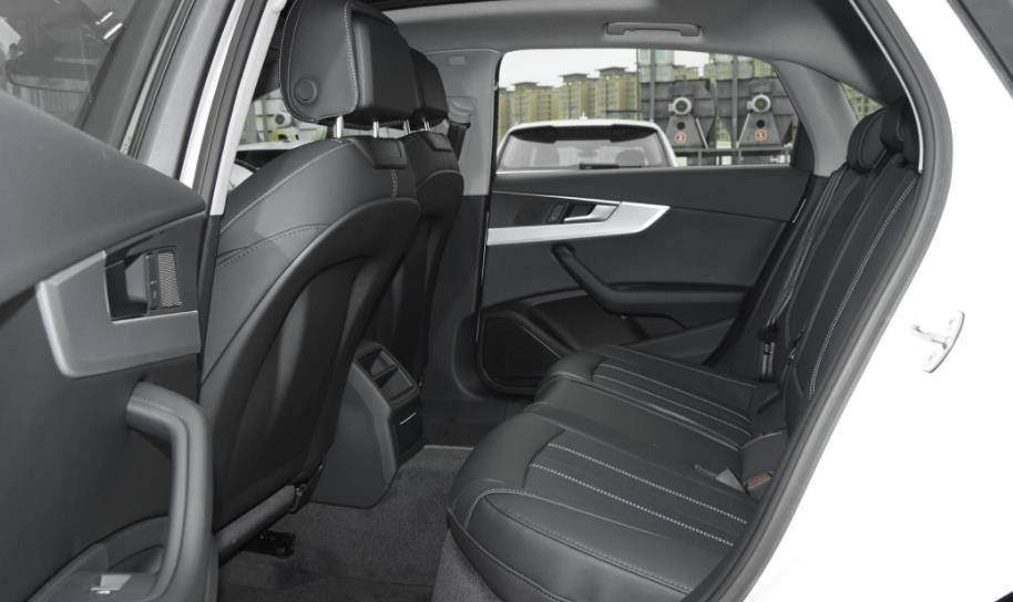 34万预算想买中型车，小鹏P7i对比奥迪A4L，选谁合适？_搜狐汽车_搜狐网