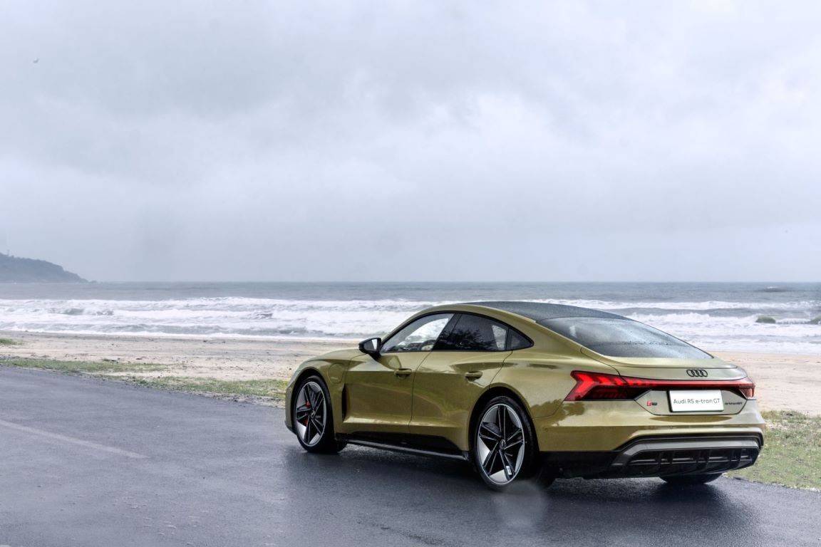 以“纯电精品”之姿，奥迪RS e-tron GT亮相上海车展_搜狐汽车_搜狐网