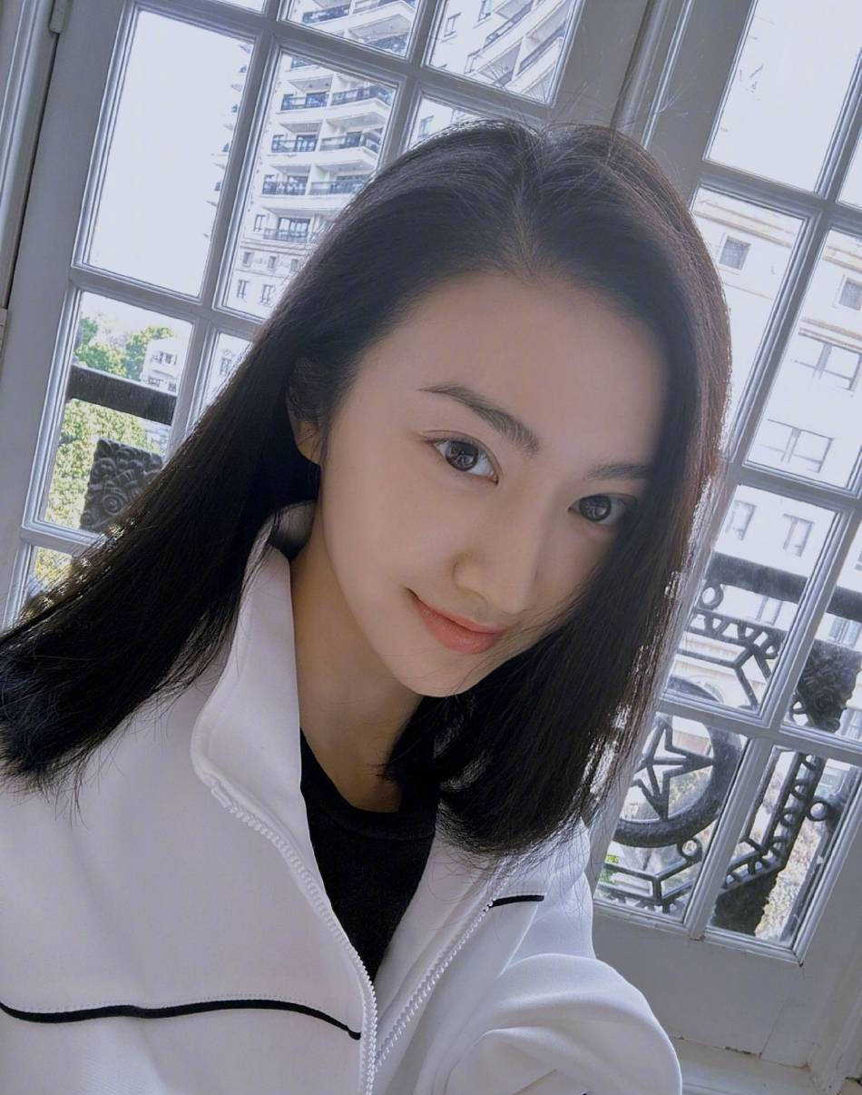 景甜久违营业晒四宫格随拍 素颜白衣靠窗边凹造型 搜狐大视野 搜狐新闻