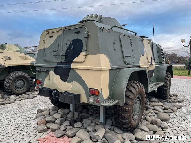 乌军缴获了极为罕见的俄罗斯GAZ-3937 Vodnik装甲车 -6parkbbs.com