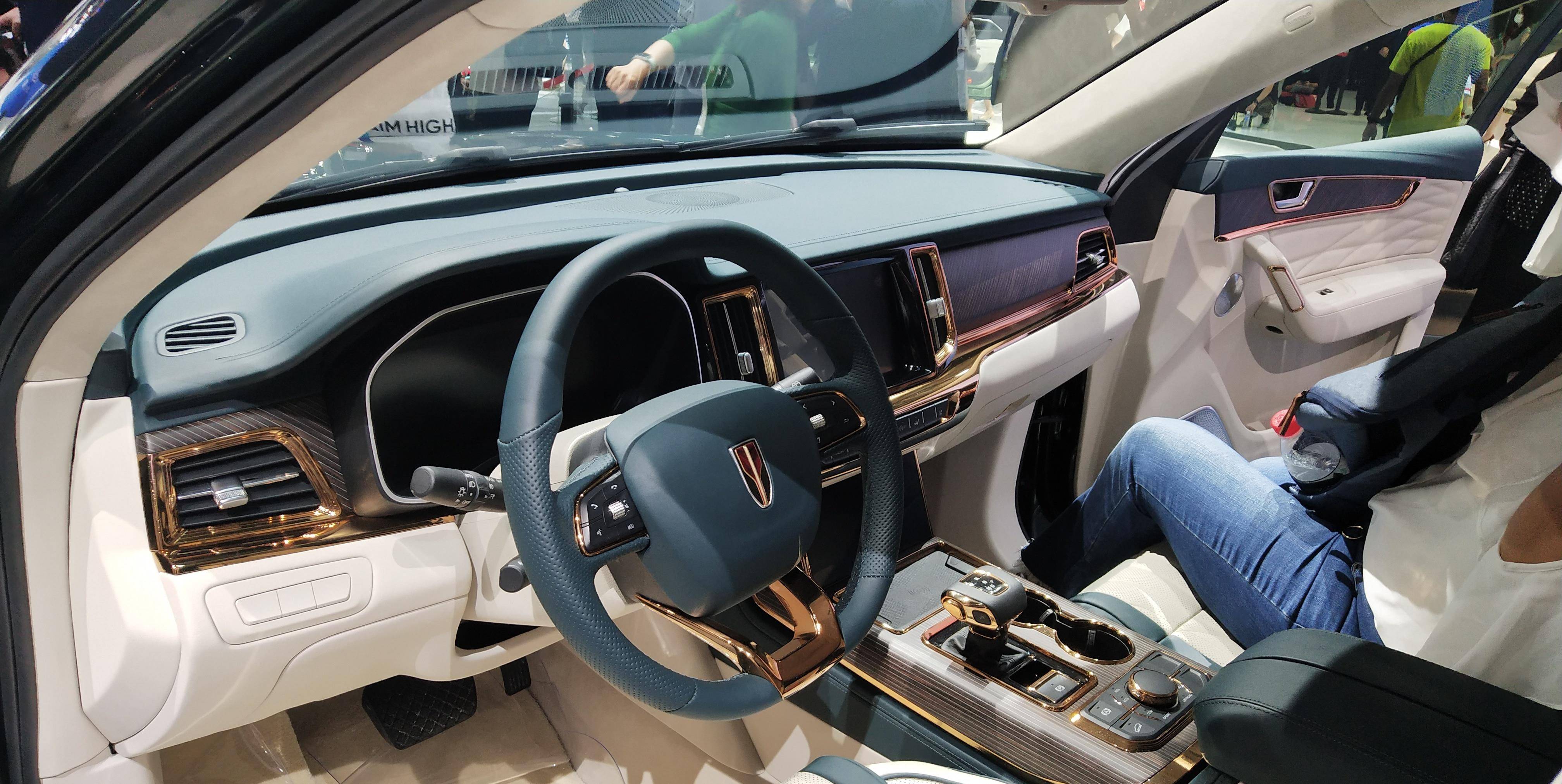 红旗HS7＋北京车展亮相，加长500mm，后排空间非常私人_搜狐汽车_搜狐网