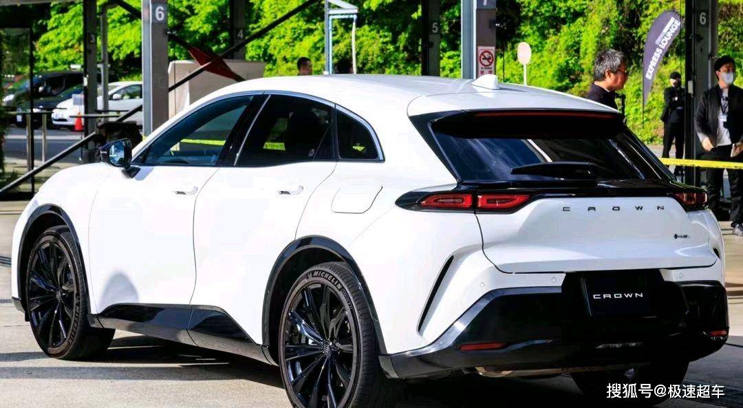 丰田皇冠SPORT实车亮相，跨界SUV造型+四驱，2.4T动力+8AT，霸气_搜狐汽车_搜狐网