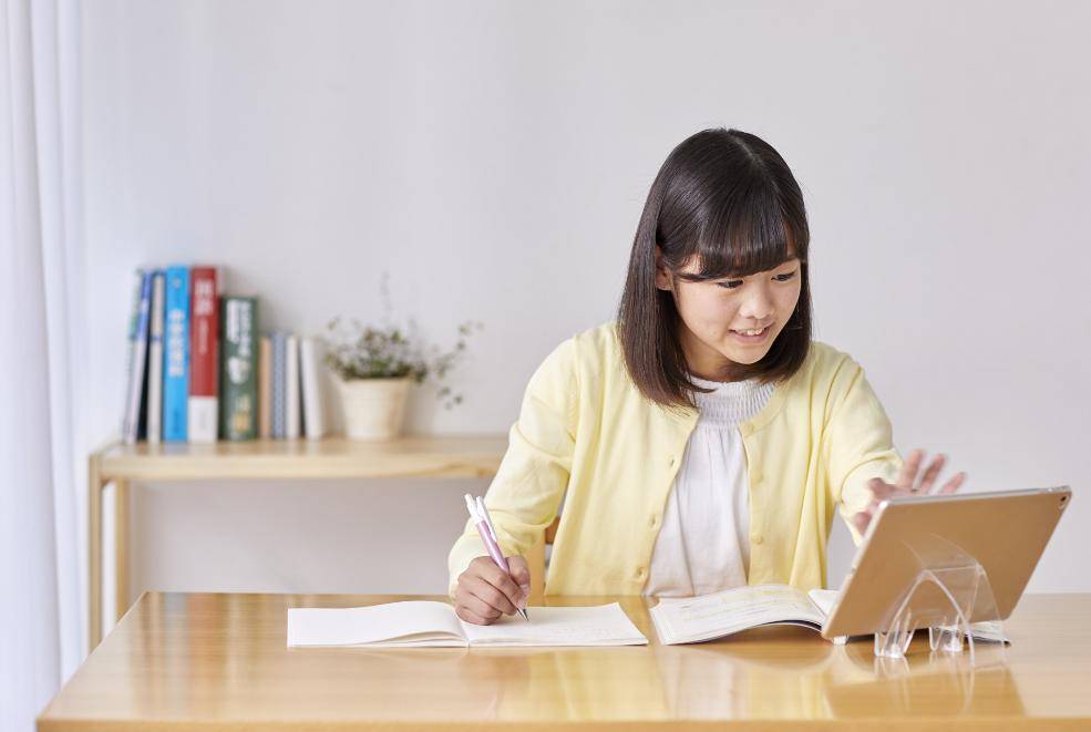 山西一中学女教师被学生家长实名举报，网友：贫穷限制了我的想象_教育_进行_李某某