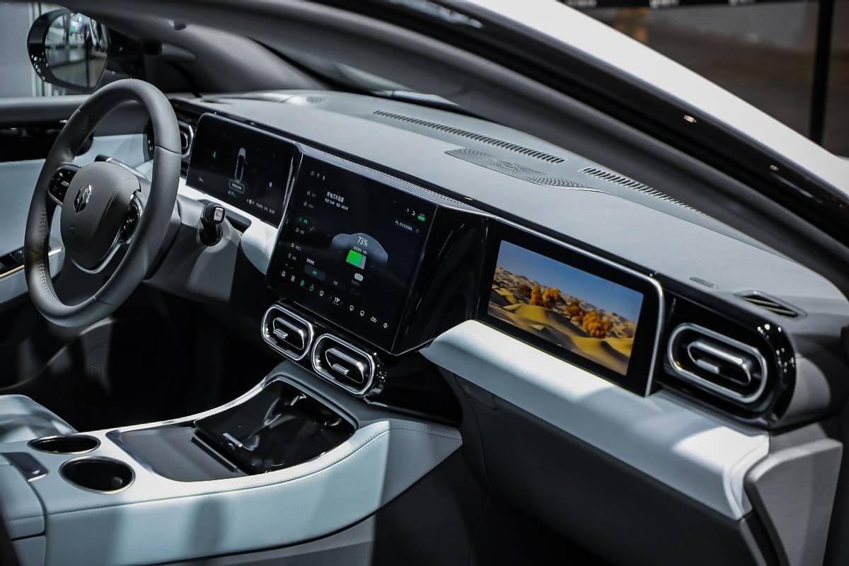 零跑C01和秦PLUS EV怎么选？一文看懂谁是真无敌_搜狐汽车_搜狐网