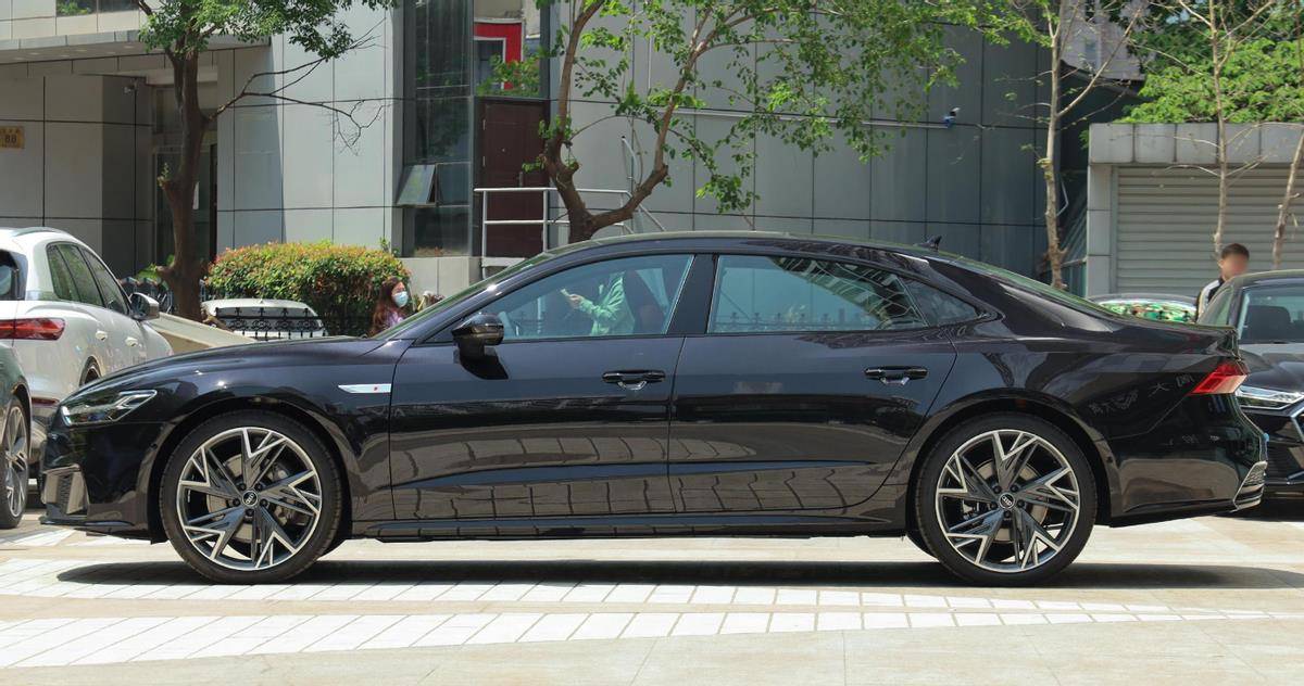 奥迪A7L：2023款上市，黑武士入门车型值得买吗？_搜狐汽车_搜狐网