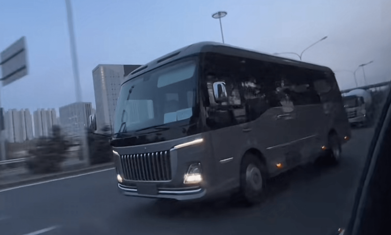 取代考斯特？红旗QM7现身街头，气场油然而生，搭自研3.0T动力_搜狐汽车_搜狐网