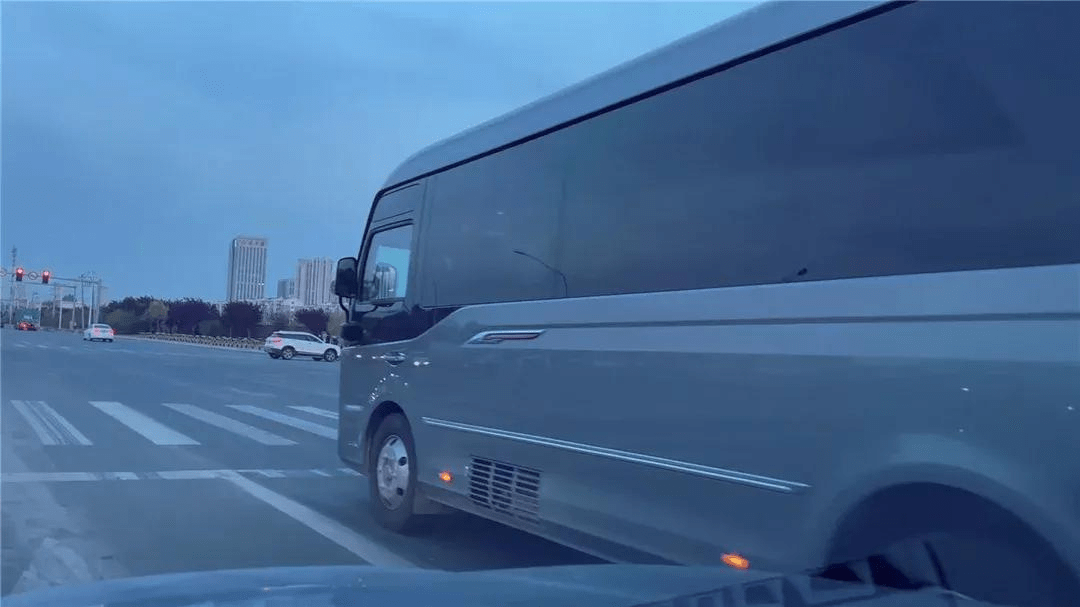 取代考斯特？红旗QM7现身街头，气场油然而生，搭自研3.0T动力_搜狐汽车_搜狐网