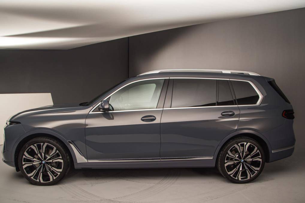 2023款宝马X7实车来了，配隐私玻璃，搭4.4T V8引擎，气场很强大_搜狐汽车_搜狐网