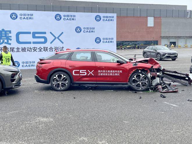 国内首次高速连环追尾模拟测试 凡尔赛C5 X获“3A”评价_搜狐汽车_搜狐网