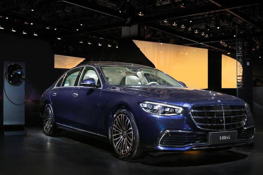 在奔驰中，超越奔驰_搜狐汽车_搜狐网