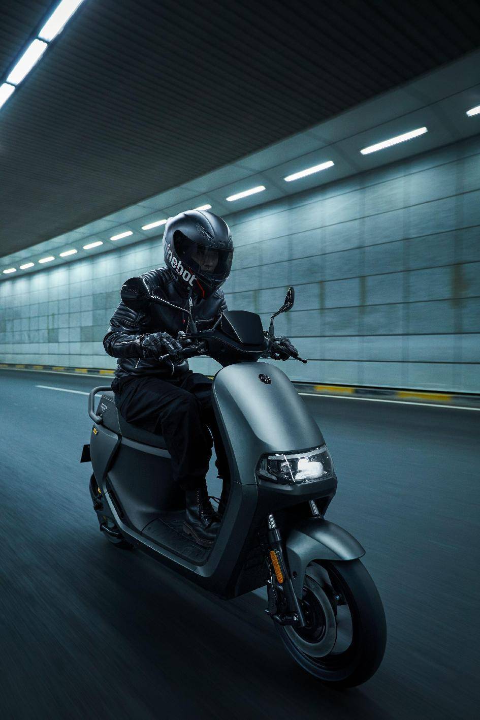 高端电摩顶峰相见，九号电动E300P和小牛RQI，动力续航对比谁更好_搜狐汽车_搜狐网