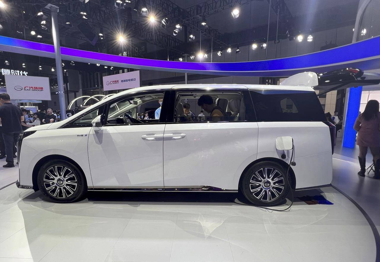 传祺首款插混MPV，油耗低至6L左右！你还看腾势D9？_搜狐汽车_搜狐网