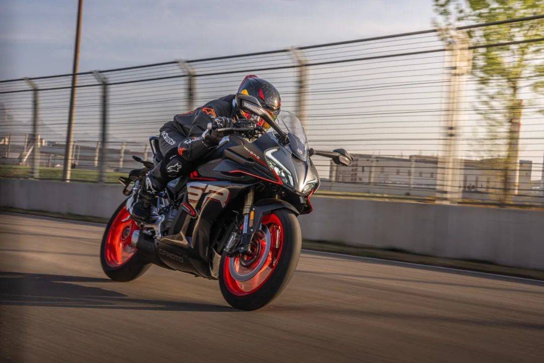 史上最强阵容，春风发布33580元450SR单摇臂、109980元1250TR-G等六款新品_搜狐汽车_搜狐网