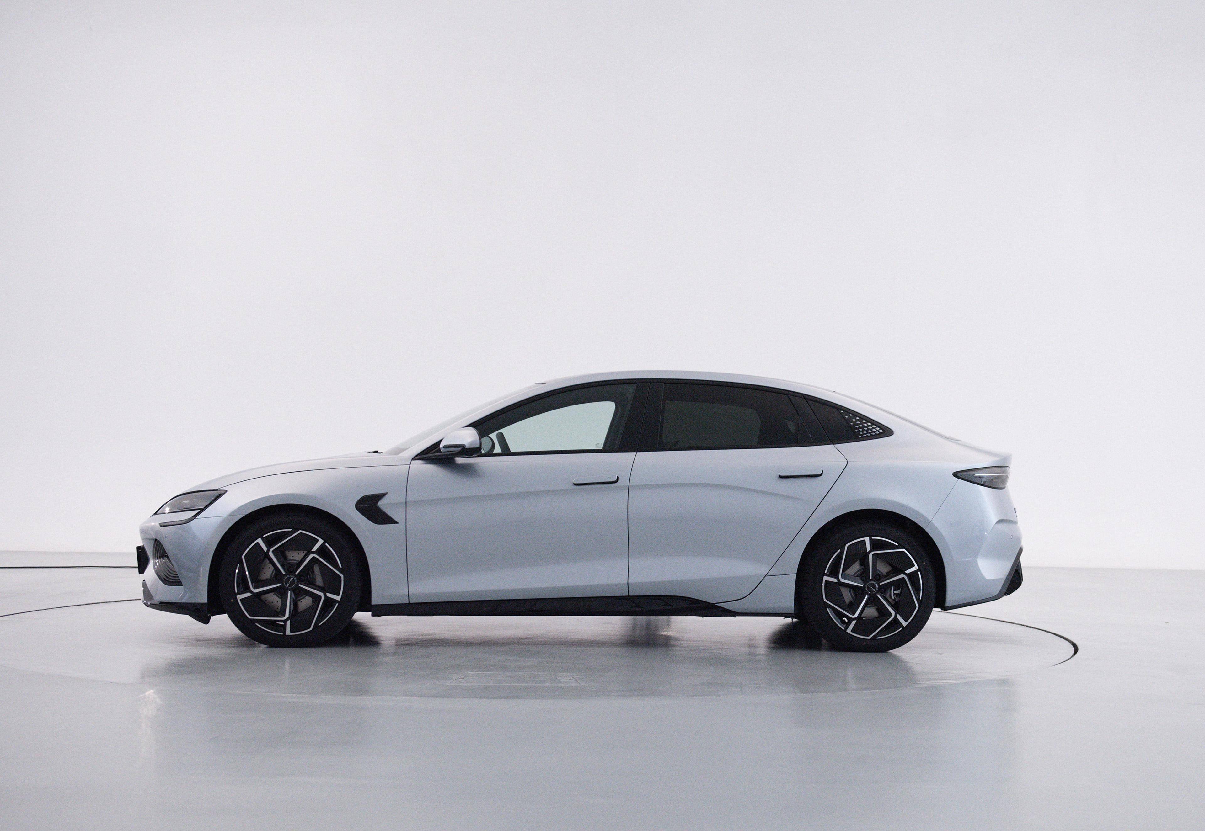 比亚迪太狠了，门槛下调2.3万，续航550km，Model 3还是对手？_搜狐汽车_搜狐网