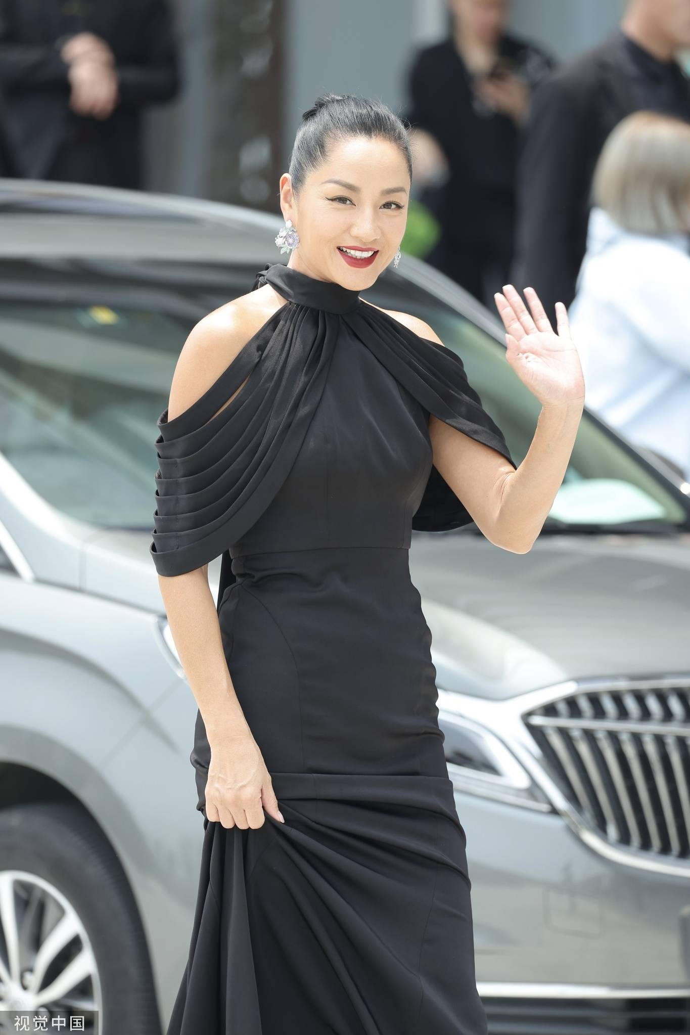 瞿颖着黑色露肩长裙优越端庄 身姿曼妙红唇吸睛 搜狐大视野 搜狐新闻 6685