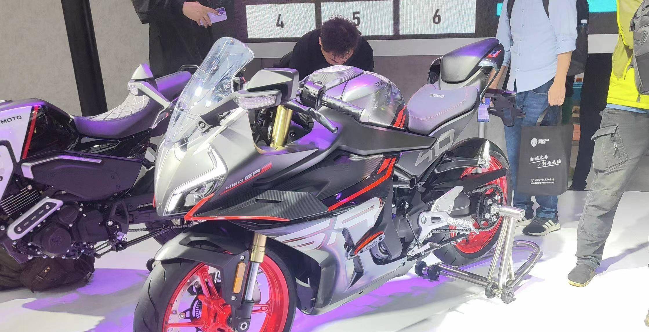 2023款春风450SRS单摇臂车型正式发布，配置牵引力控制系统_搜狐汽车_搜狐网