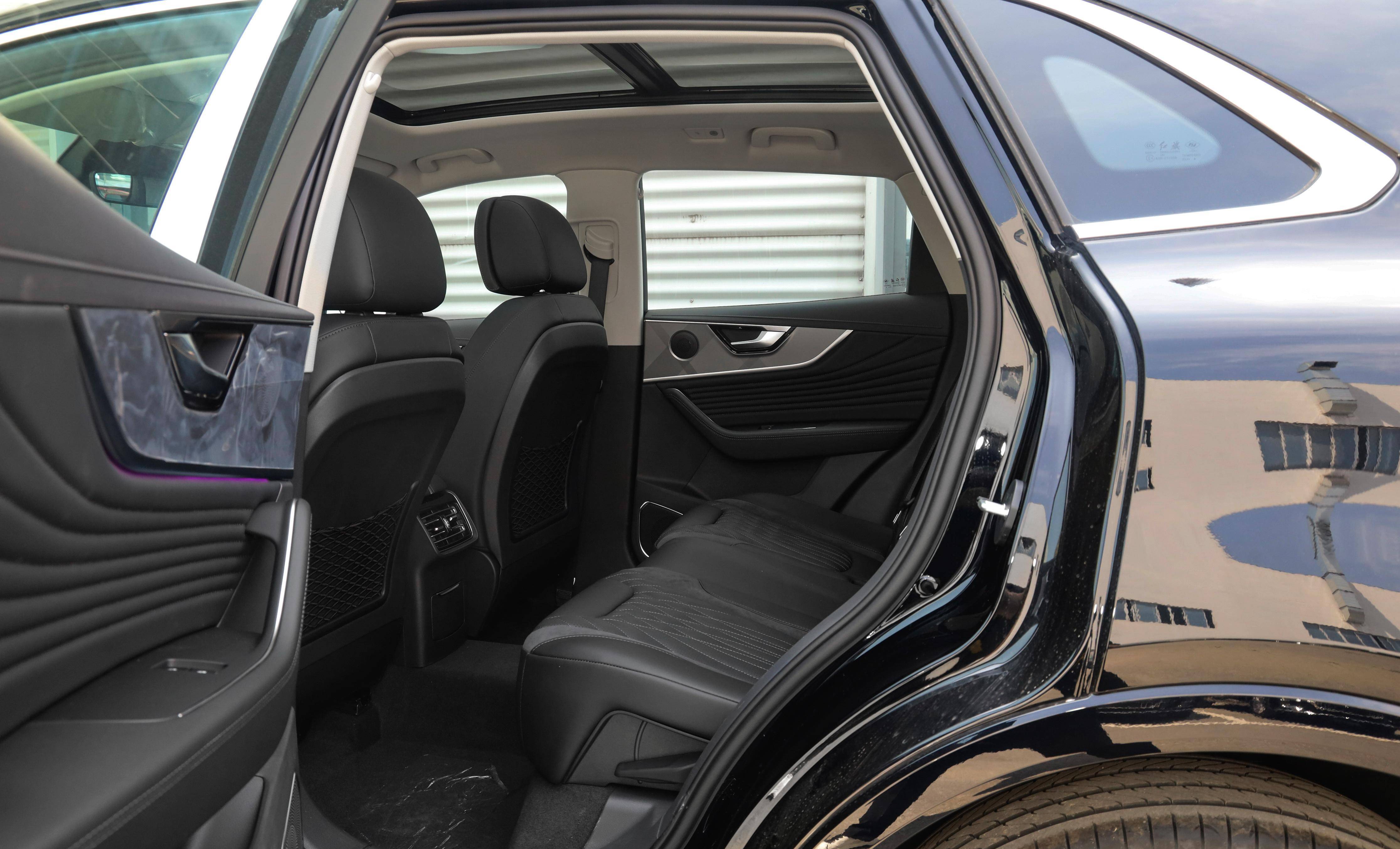 配2.0T+8AT黄金动力，前后座椅可加热，红旗HS5首推旗享Pro版_搜狐汽车_搜狐网