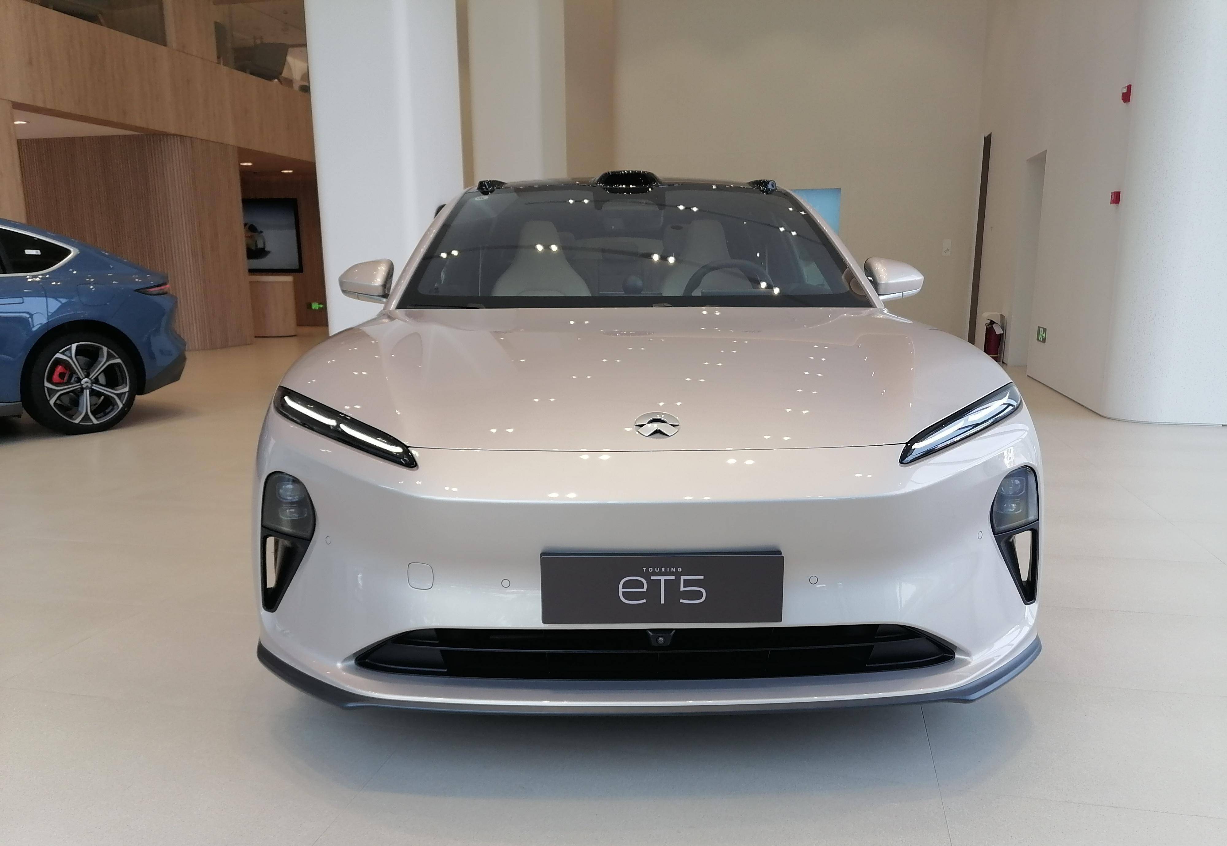 实拍蔚来ET5四驱旅行车，颜值高，空间大，兼顾了操控性和实用性_搜狐汽车_搜狐网